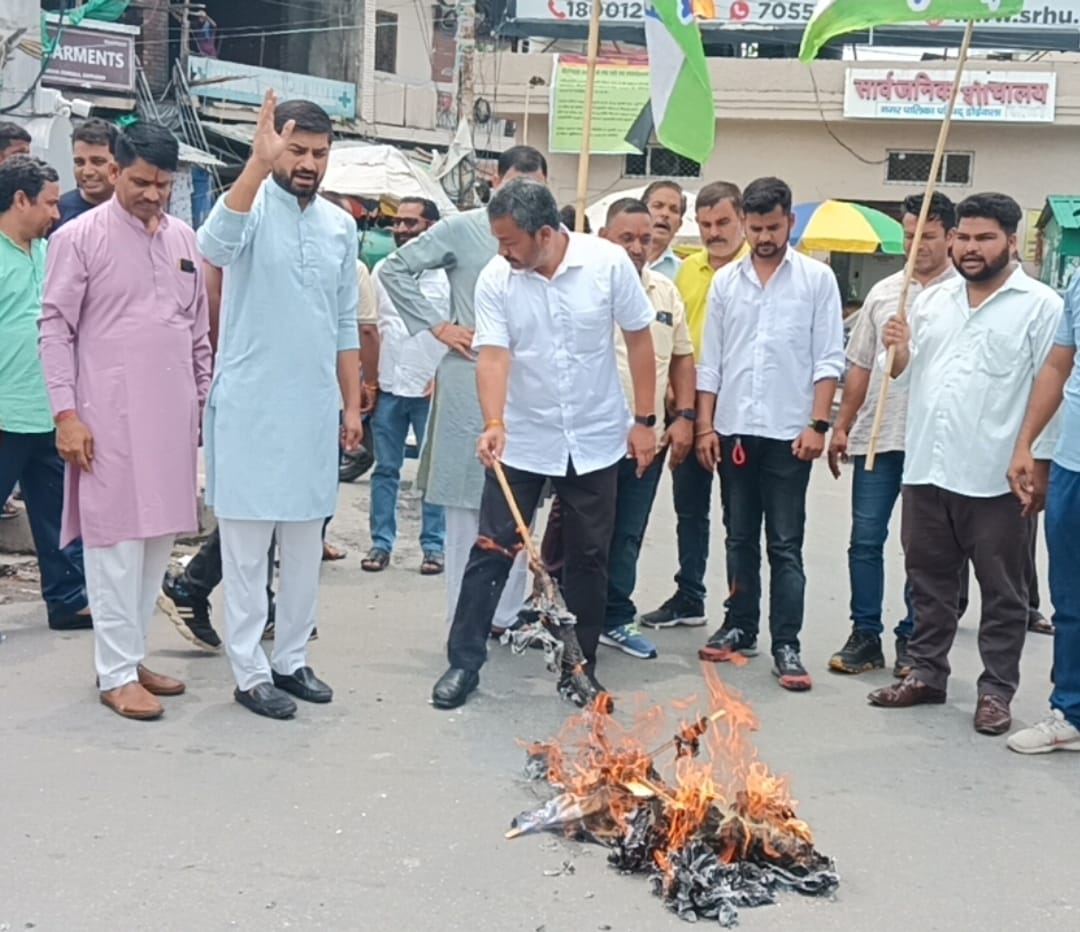 केदारनाथ ज्योतिर्लिंग विवाद पर डोईवाला कांग्रेस द्वारा विरोध-प्रदर्शन,फूंका पुतला - uktez.com